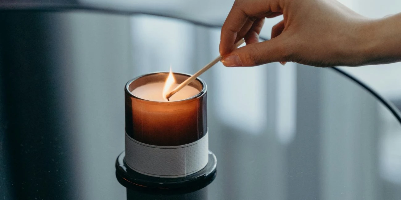Cómo encender de forma correcta una vela aromática - essencis